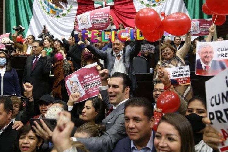 Diputados de Morena y aliados celebran cumpleaños de AMLO con pastel y ...